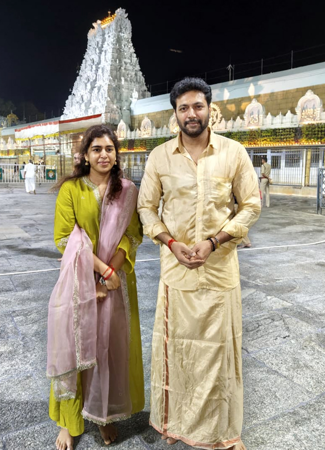 ప్రియురాలితో కలిసి తిరుమలలో కనిపించిన స్టార్ హీరో (ఫొటోలు) | Jayam Ravi Spotted In Tirumala With ...